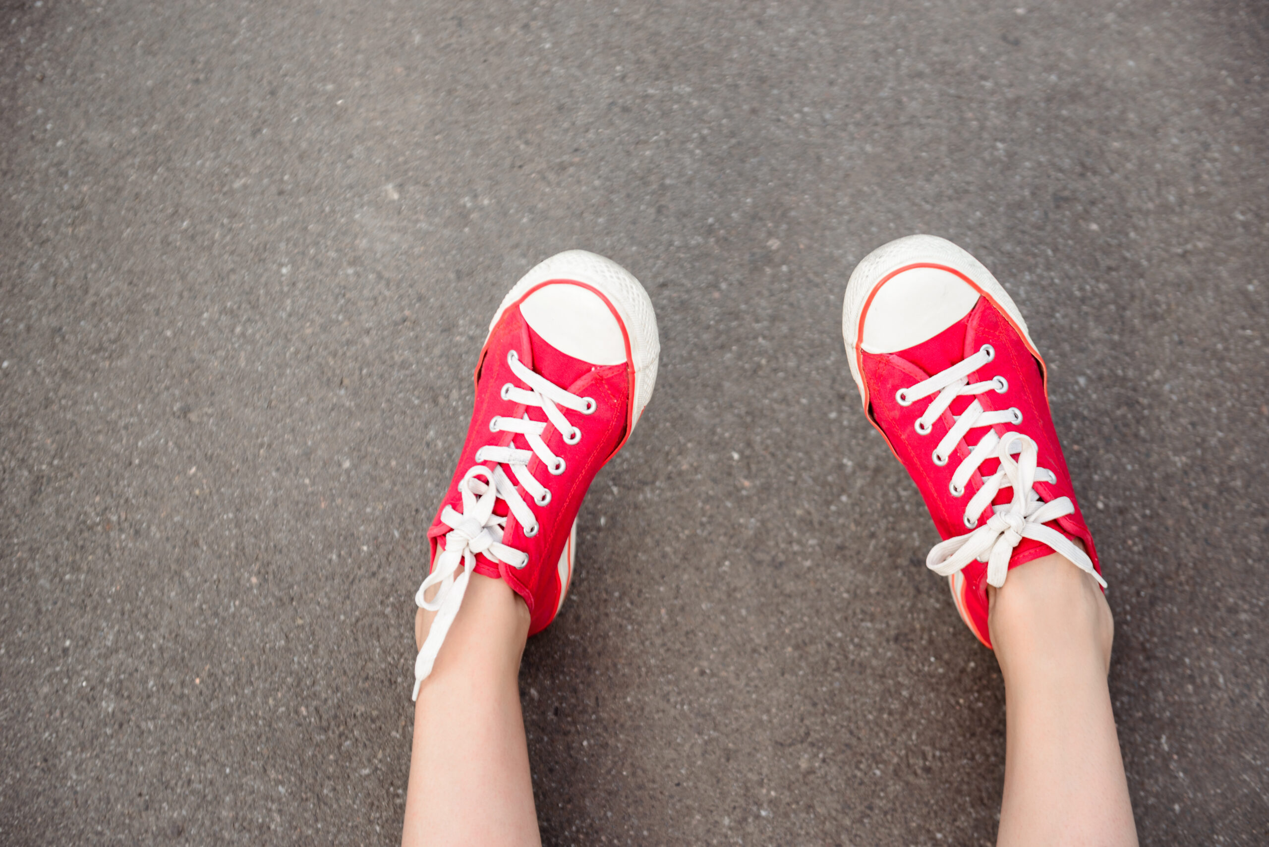 7 maneiras de arrasar com um tênis vermelho